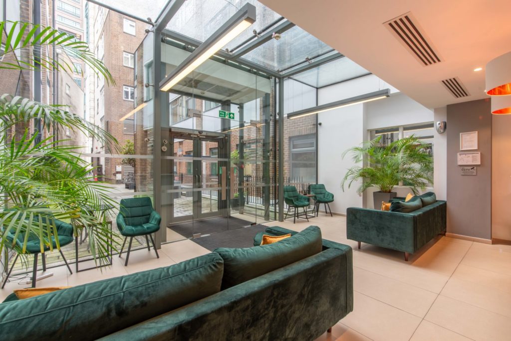 London - Longcroft House - Podium