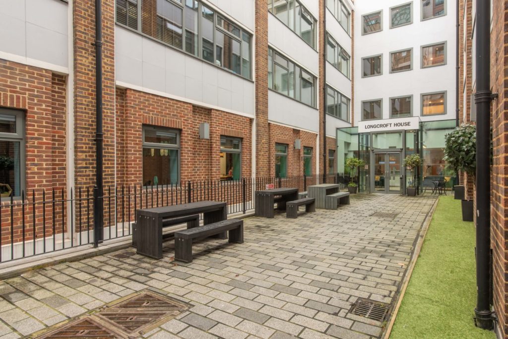 London - Longcroft House - Podium