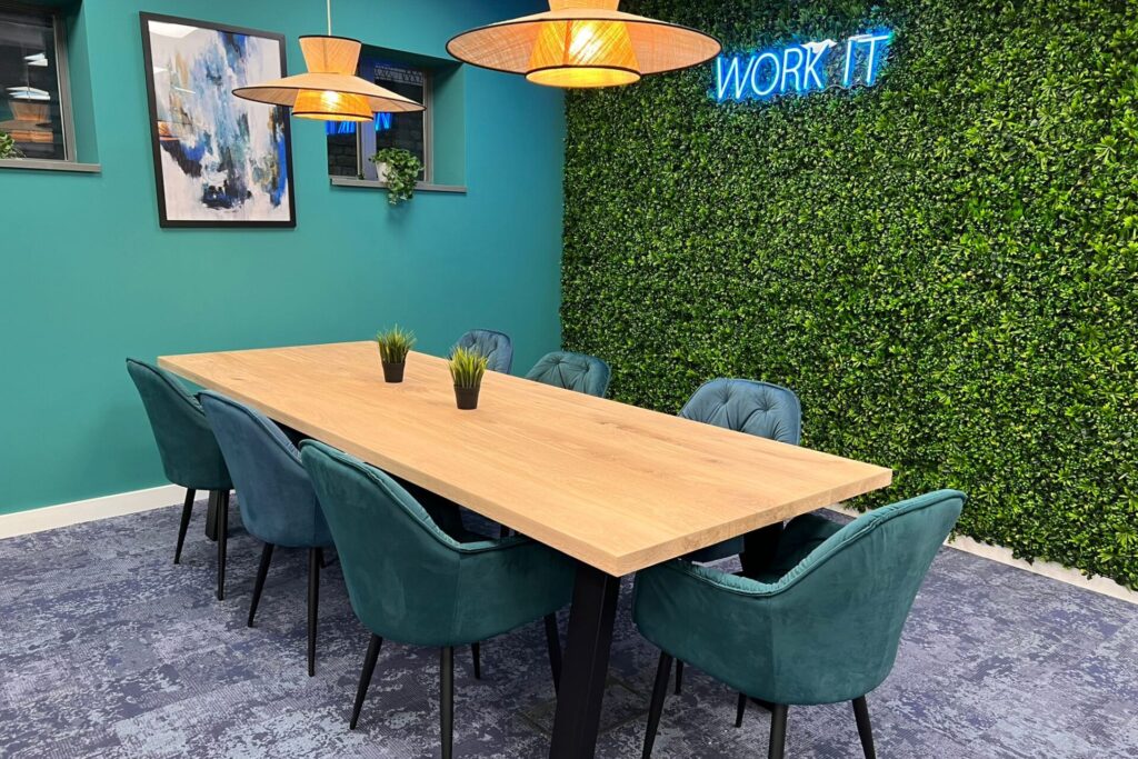 London - Longcroft House - Podium