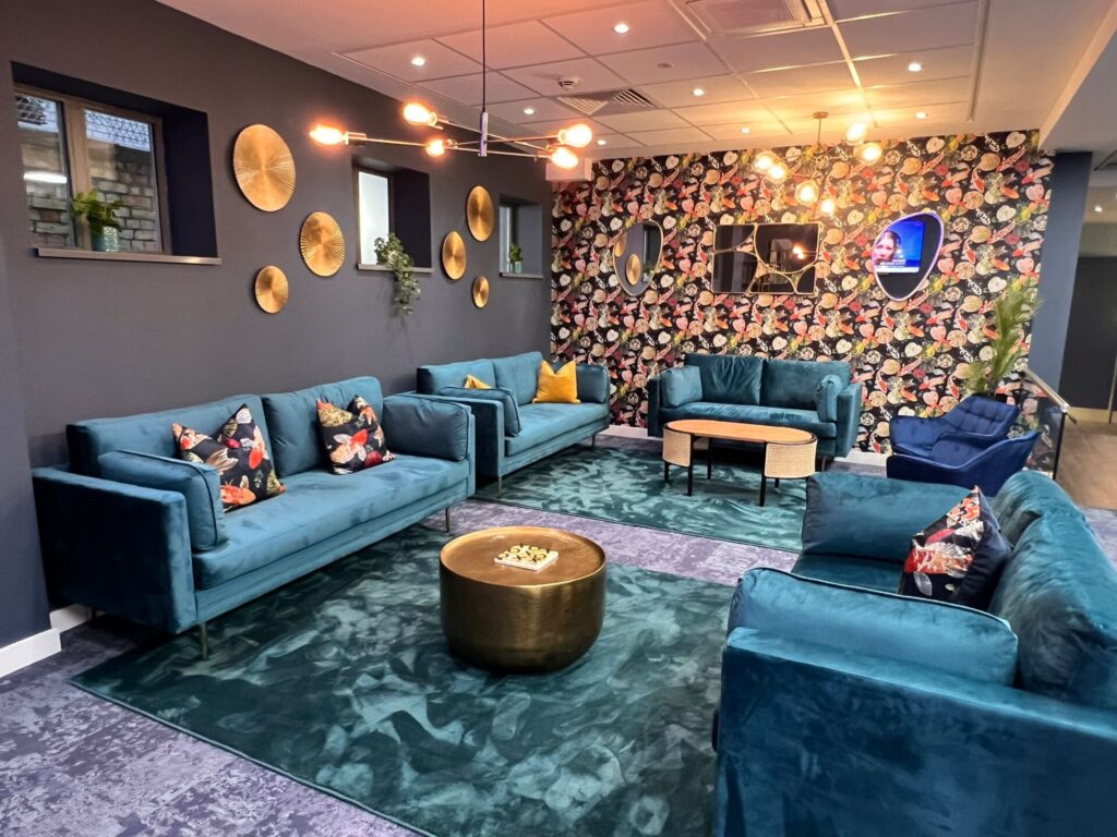 London - Longcroft House - Podium